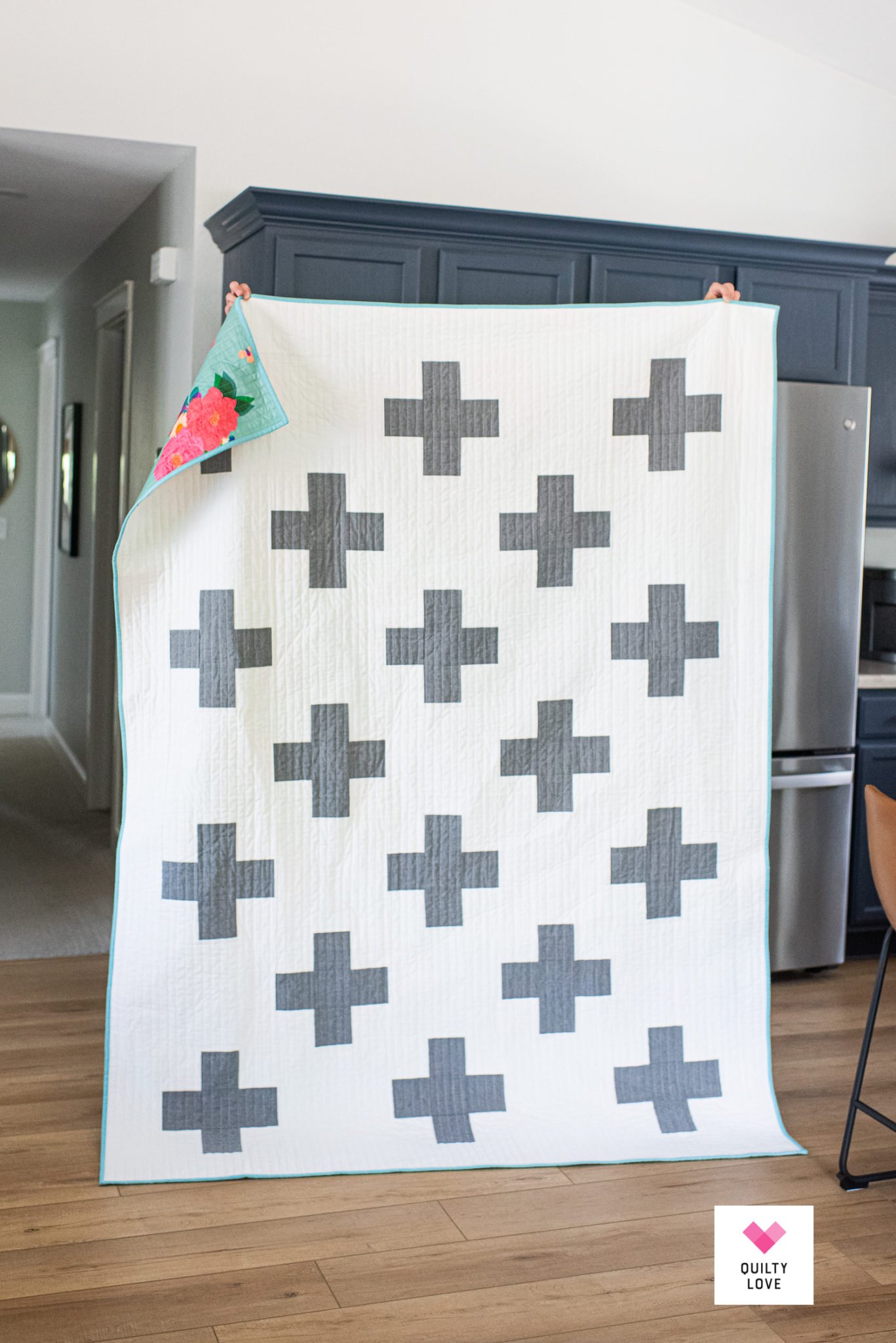 20+ Bold Two Color Quilt Patterns & Tips for Choosing Colors